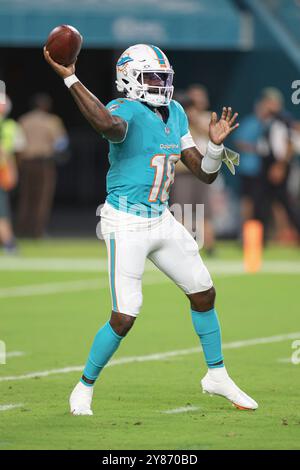 Miami Dolphins quarterback Tyler Huntley (18) is pressured by Cleveland ...