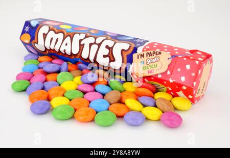 Nestle chocolate smarties in a festive design 120g recyclable cardboard ...