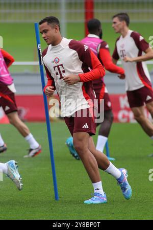 Tarek Buchmann (Bayern München, FCB, 4) am Ball, Freisteller ...