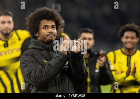 Karim Adeyemi (Borussia Dortmund, #27) trifft im Zweikampf mit Jonathan ...