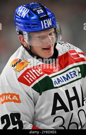 Denis Reul (Augsburger Panther, #29) wird vor Spielbeginn zu seinem 800 ...