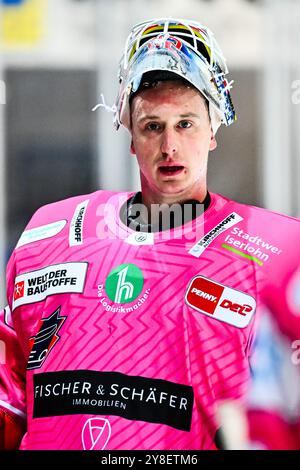 Andreas Andy Jenike (Iserlohn Roosters, #92) Hubert Labrie (Iserlohn ...