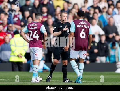 Burnley's Josh Cullen (centre) during the Sky Bet Championship match at ...