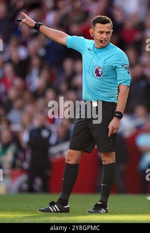 Referee Tony Harrington during the Premier League match at the City ...
