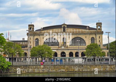 Zurich main train station Hauptbahnhof and the main building of Swiss ...