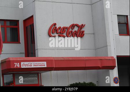 Logo, Schriftzug von Coca Cola kurz Coke als Werbung an einem Kiosk ...