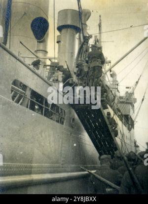 WWII WW2 - Port of Naples, Italy 1942 - german afrika korps boarding to ...