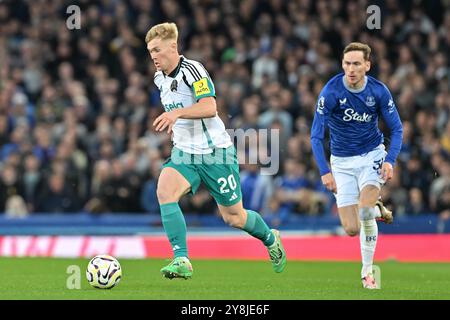 Lewis Hall of Newcastle United breaks with the ball during the Premier ...