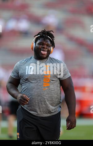 Tennessee defensive lineman Elijah Simmons (DL32) poses for a portrait ...