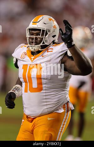 Tennessee defensive lineman Elijah Simmons runs the 40-yard dash at the ...