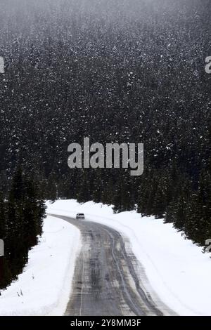 Snow Falling Mountains Road trans Canada Highway Stock Photo - Alamy