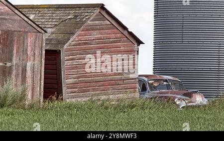 Wooden Granary and old car Stock Photo - Alamy