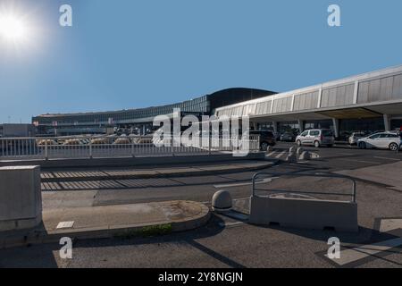 Vienna airport terminal 3, building from outside Stock Photo - Alamy