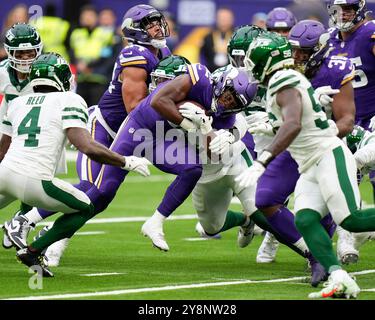 Minnesota Vikings running back Ty Chandler (32) plays against the Las ...