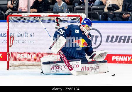 Simon Wolf (Torwart, EHC Red Bull Muenchen, #25) / Portrait / Portraet ...