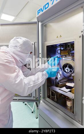Kurt Lesker eBeam/thermal deposition system and Createc UHV deposition system. Cleanroom ...