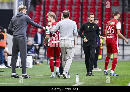 Antwerp's head coach Jonas De Roeck pictured before a soccer game between Cercle Brugge and ...