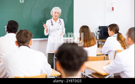 Professor reading lecture to group of medical students Stock Photo - Alamy
