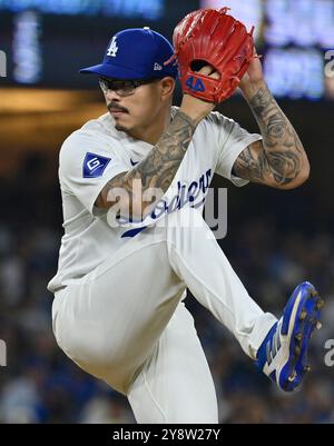 Los Angeles Dodgers pitcher Anthony Banda (43) throws against the ...
