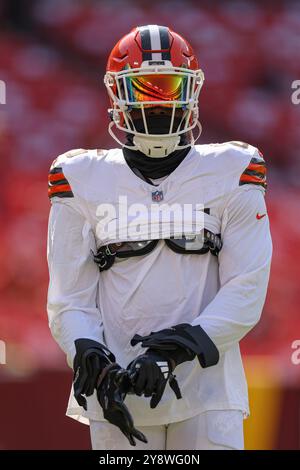 Cleveland Browns tight end David Njoku (85) runs up the field during an ...