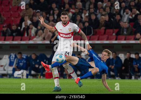v. li. im Zweikampf Jeff Chabot (VfB Stuttgart, #24), Samuel Essende (FC Augsburg, #09) GER, VfB ...
