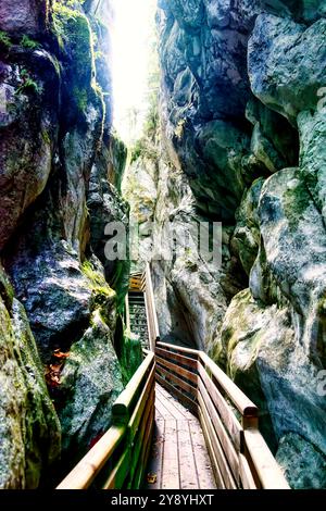 Walk through the impressive Innersbachklamm in Austria, very cold water ...