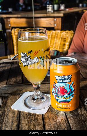 A bottle and can of Two Chefs Brewing Howling Wolf porter beer, Café ...