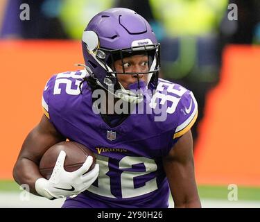 Minnesota Vikings running back Ty Chandler (32) plays against the Las ...