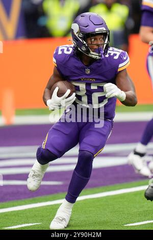 Minnesota Vikings running back Ty Chandler (32) during an NFL preseason ...