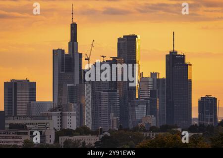 The sun rises over the buildings of the banking district in Frankfurt ...