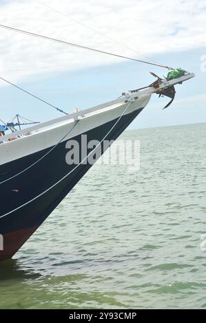 traditional phinisi Bugisnese wooden ship Stock Photo - Alamy