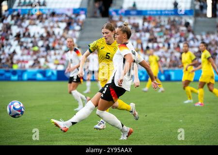Giulia Gwinn (Deutschland, #07) im Zweikampf mit Barbara Bonansea (Italien, #11), GER ...