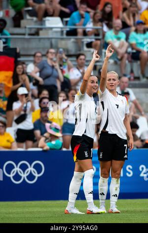 Die verletzte Giulia Gwinn (Deutschland, 7) unterstützt die Mannschaft ...