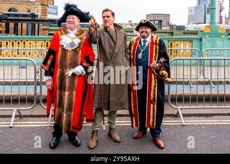 The Lord Mayor of London Poses For Photos With The Actor Damian Lewis ...