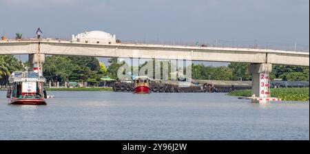Bridge construction, tug boat & barge Stock Photo - Alamy