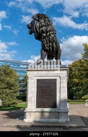 The lion statue, Forbury Gardens, Reading, Berkshire, U.K Stock Photo ...
