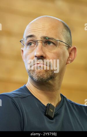 Specialist wildlife veterinary surgeon, Romain Pizzi (left) performs ...
