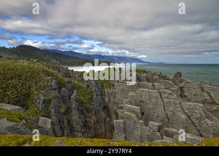 The Pancake rock formations at Dolomite Point, Punakaiki, South Island ...