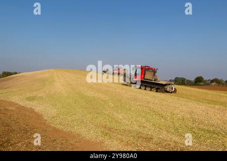 Piston Bully tracked bulldozer vehicles building silage clamp of ...