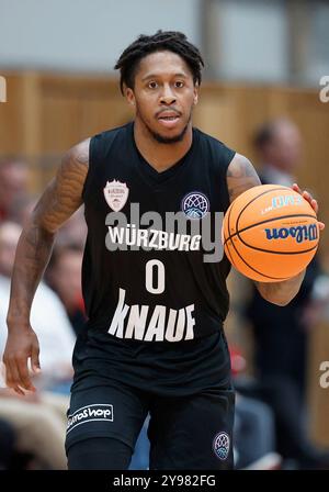 Mike Lewis II (Wuerzburg Baskets, 0) bejubelt den Sieg gegen Alba. 23. ...