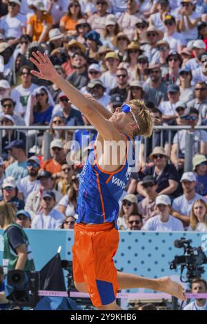 STEVEN VAN DE VELDE (NED) (1) serves against Team Italy (ITA) during ...