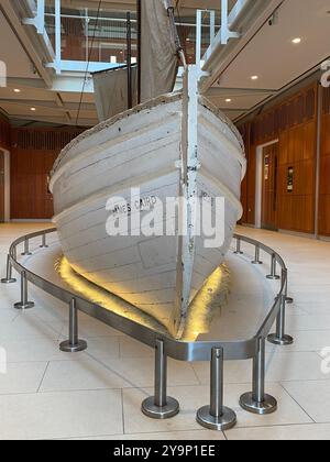 ERNEST SHACKLETON "The boat James Caird leaves Elephant Island ...