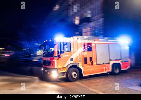 Löschfahrzeug LHF der Berliner Feuerwehr verlässt mit Blauchlicht die ...