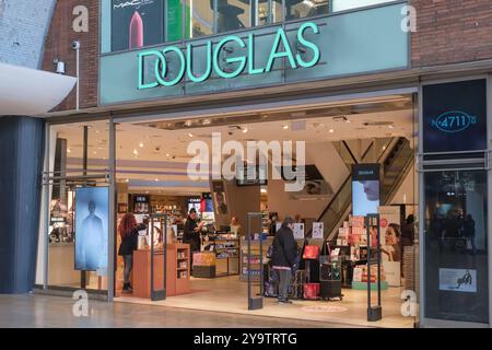 Große Douglas Filiale im Kölner Hauptbahnhof *** Large Douglas shop at ...