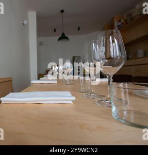 Oobatz restaurant table waiting for diners Stock Photo - Alamy