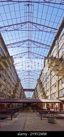 View southwest inside Brooklyn Army Terminal’s enormous Building B ...