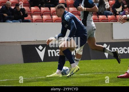 Sale Sharks' Tom Roebuck scores their side's second try of the game ...