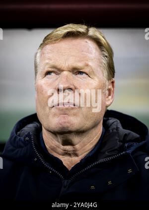 BOEDAPEST - National coach Ronald Koeman and Denzel Dumfries during a ...