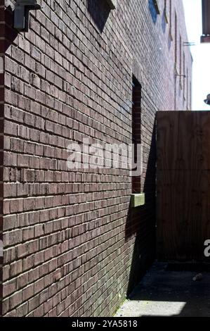 Blocked alley with brick wall and window Stock Photo - Alamy