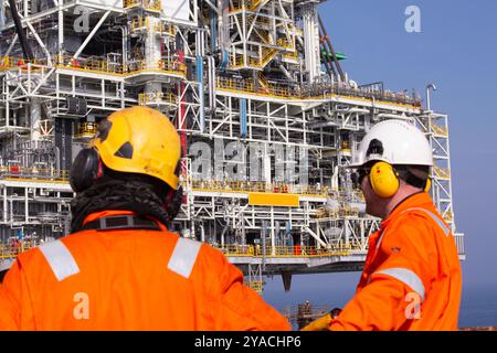 Oil and gas workers, on an oil rig Stock Photo - Alamy